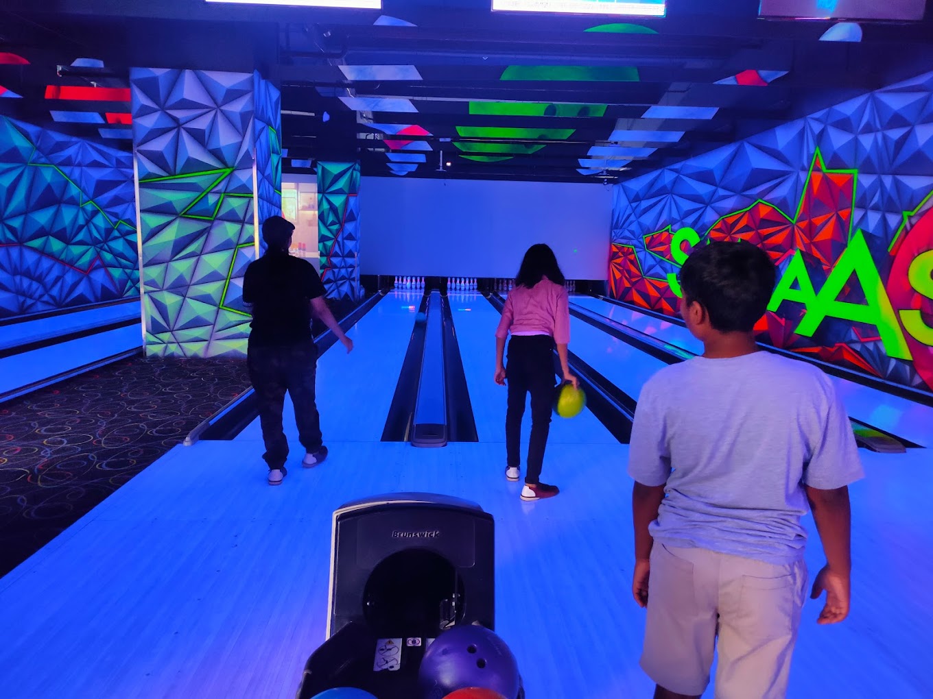 Smaaash Airia Mall Gurugram - best offers on bowling and vr games